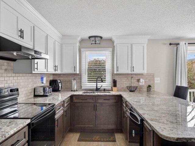 house with 4 bedroom, Middletown RI DLS101632799