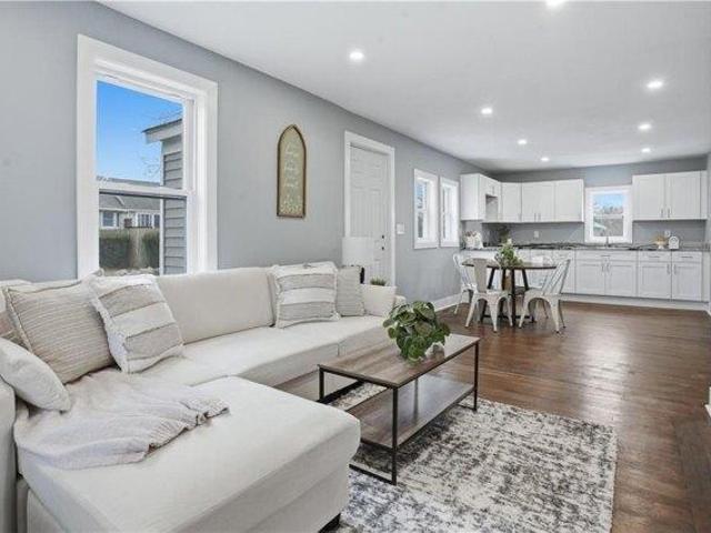 house with 4 bedroom, Middletown RI DLS102566111