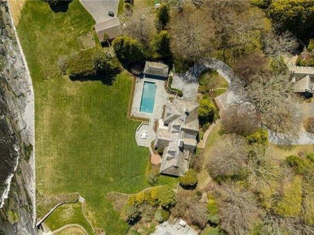 house with 4 bedroom, Middletown RI ES104921692