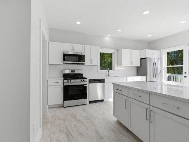 house with 4 bedroom, Middleboro MA ES104077728