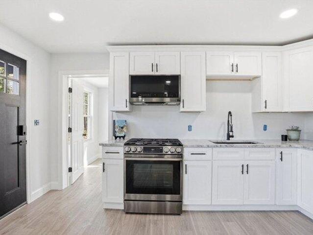 house with 4 bedroom, Middleboro MA ES104296526