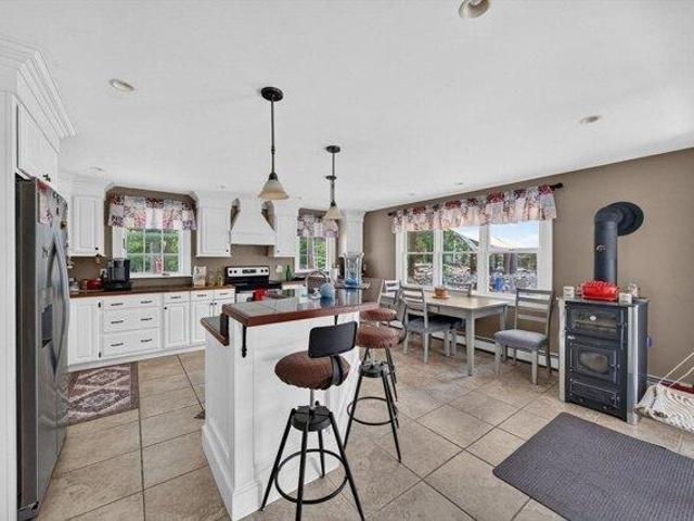 house with 4 bedroom, Middleboro MA ES105082370