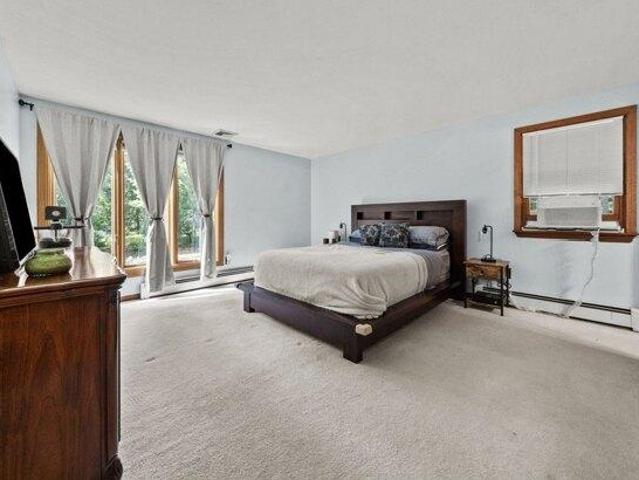 house with 4 bedroom, Middleboro MA ES105207748