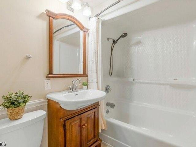 house with 4 bedroom, Middlesex NJ ES105205492