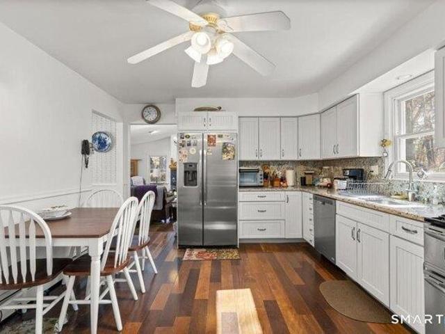 house with 4 bedroom, Milford CT ES104791985