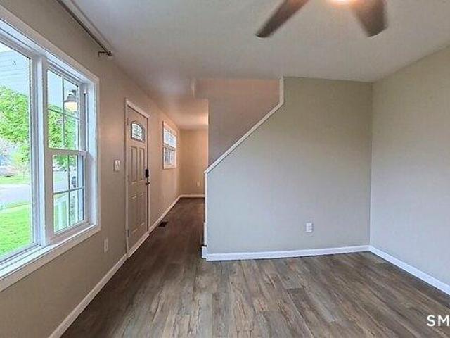 house with 4 bedroom, Milford CT ES103438404