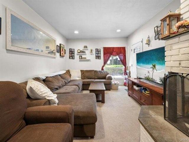 house with 4 bedroom, Miller Place NY ES104909462