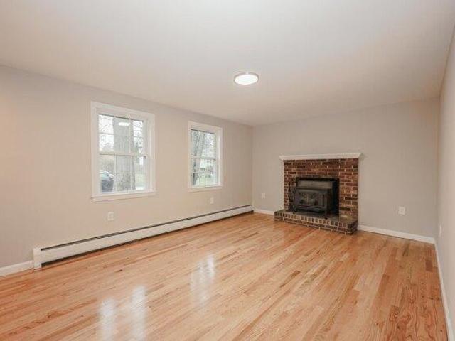 house with 4 bedroom, Nashua NH DS102282397