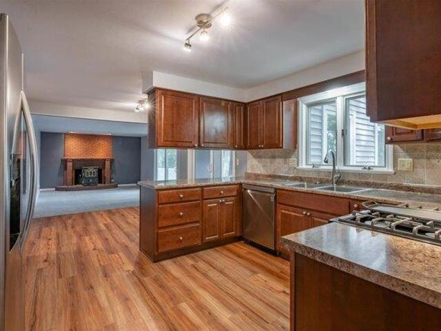 house with 4 bedroom, Nashua NH ES103443014
