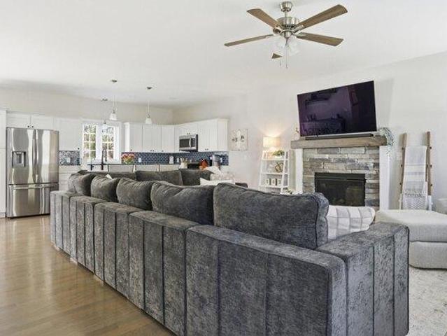 house with 4 bedroom, Nashua NH ES104077330
