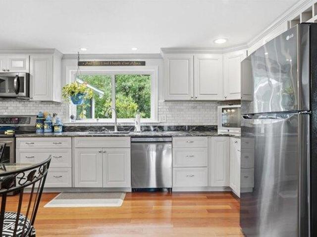 house with 4 bedroom, Nashua NH ES105095756