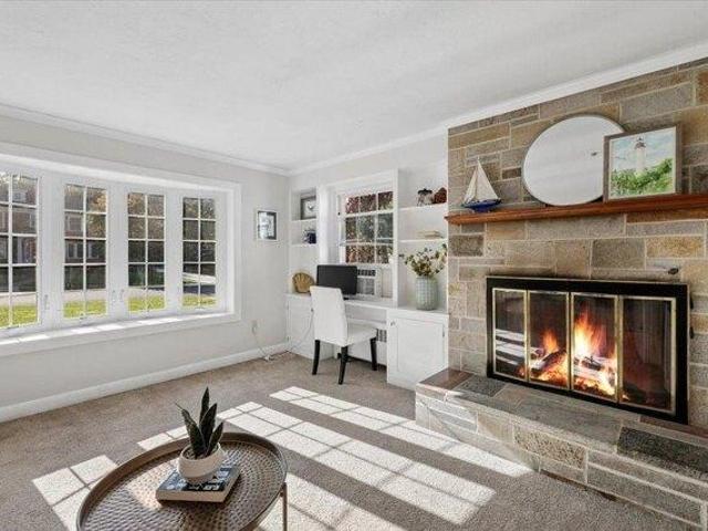 house with 4 bedroom, Nashua NH ES105113994