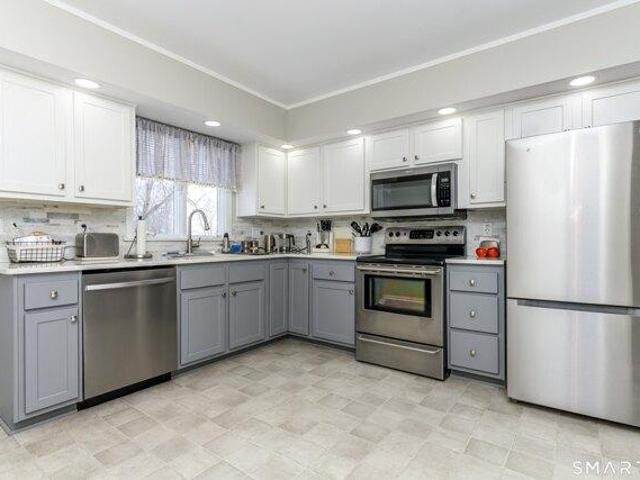 house with 4 bedroom, Naugatuck CT ES102823771