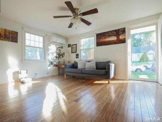 house with 4 bedroom, Naugatuck CT ES104405745