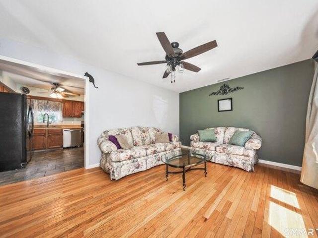 house with 4 bedroom, Naugatuck CT ES105175572