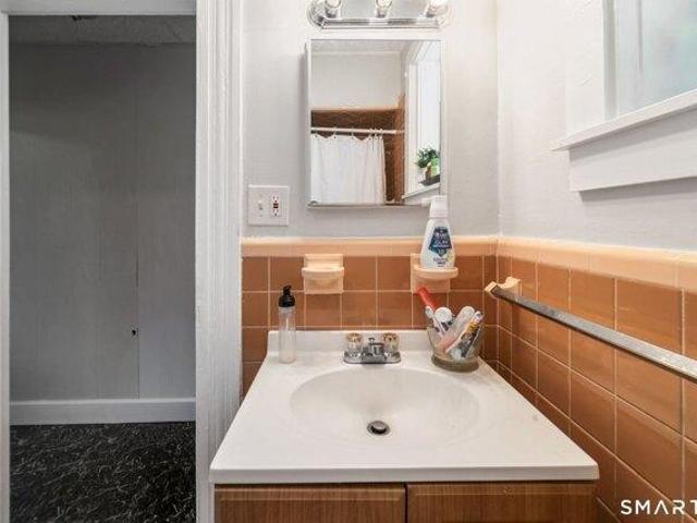 house with 4 bedroom, Naugatuck CT ES105189830