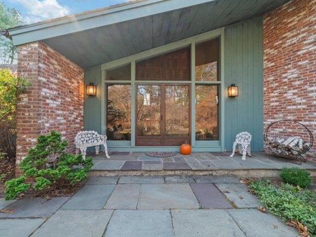 house with 4 bedroom, Newtown CT DS89020744