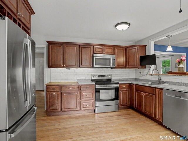 house with 4 bedroom, Newtown CT ES104237675