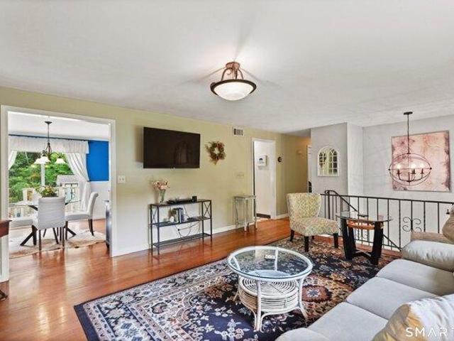 house with 4 bedroom, Newtown CT ES104811589