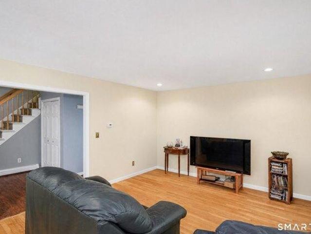 house with 4 bedroom, Newtown CT ES105113926