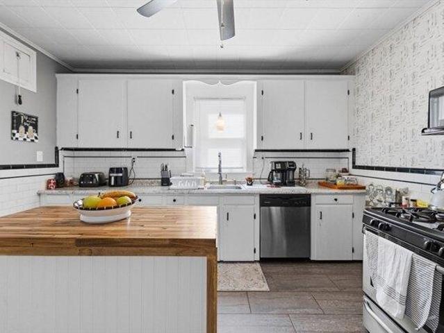 house with 4 bedroom, New Bedford MA ES105206947