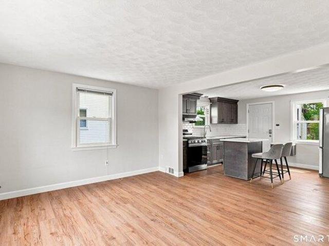 house with 4 bedroom, New Britain CT ES105114596