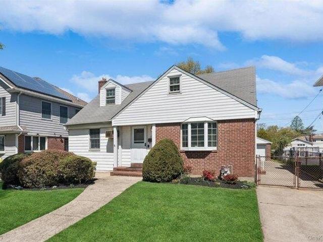 house with 4 bedroom, New Hyde Park NY DS102565832