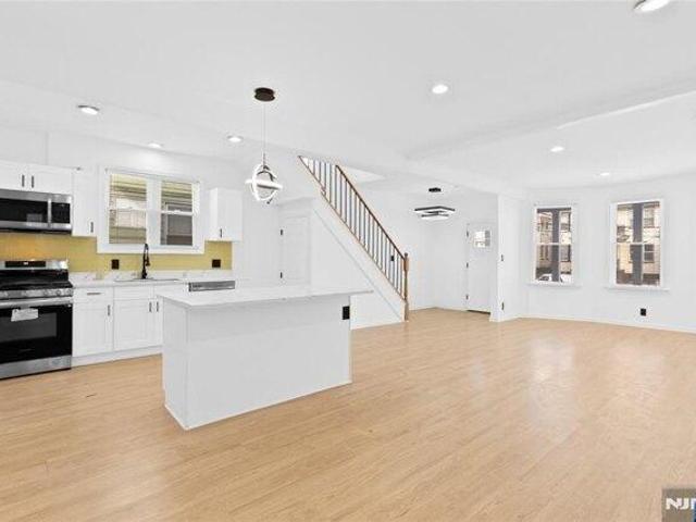 house with 4 bedroom, Newark NJ DS102257536