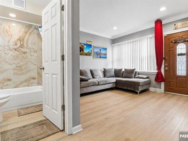 house with 4 bedroom, Newark NJ ES103189759