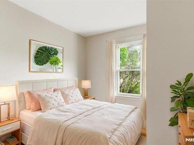 house with 4 bedroom, Newark NJ ES104541824