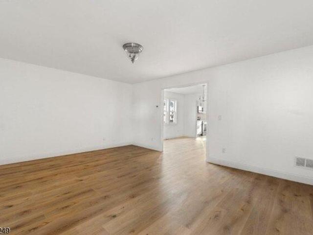 house with 4 bedroom, Newark NJ ES105158207