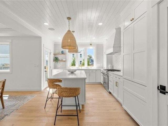 house with 4 bedroom, Newport RI DS102560659