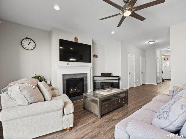 house with 4 bedroom, North Haven CT ES103160876
