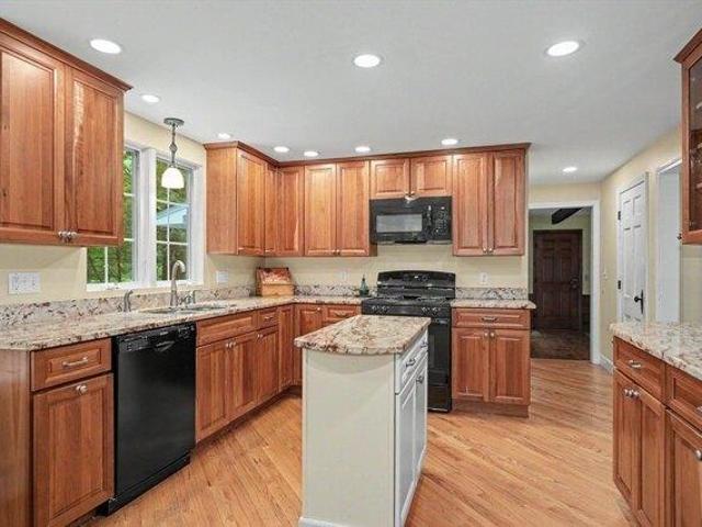 house with 4 bedroom, Northborough MA ES103222761