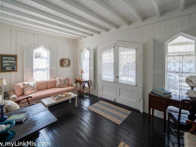 house with 4 bedroom, Oak Bluffs MA ES103098387
