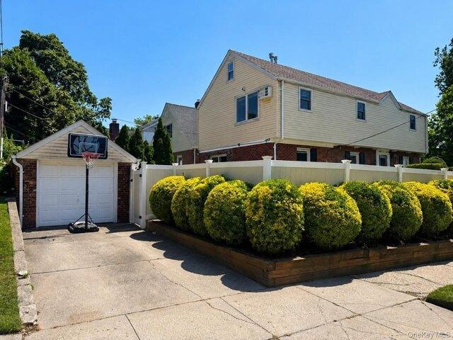 house with 4 bedroom, Oakland Gardens NY ES103627728