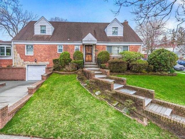 house with 4 bedroom, Oakland Gardens NY ES104908739