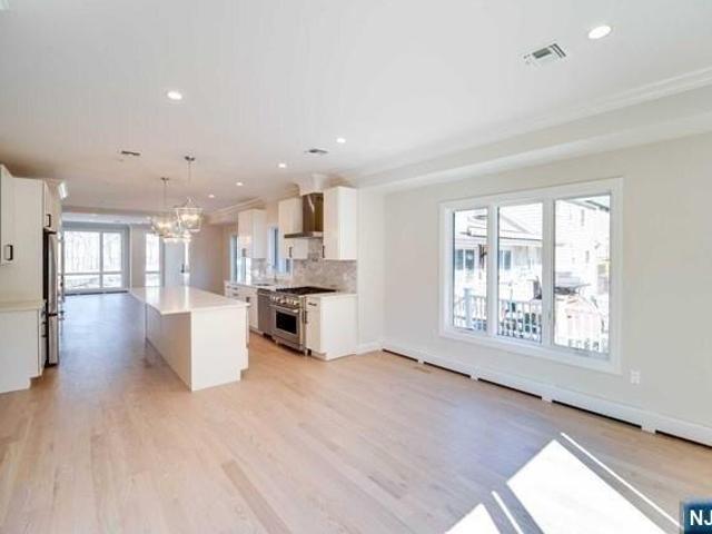 house with 4 bedroom, Palisades Park NJ ES104649892