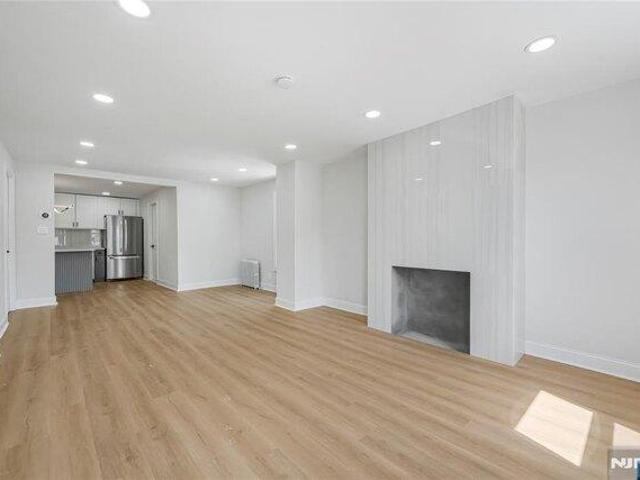 house with 4 bedroom, Paterson NJ ES105143513