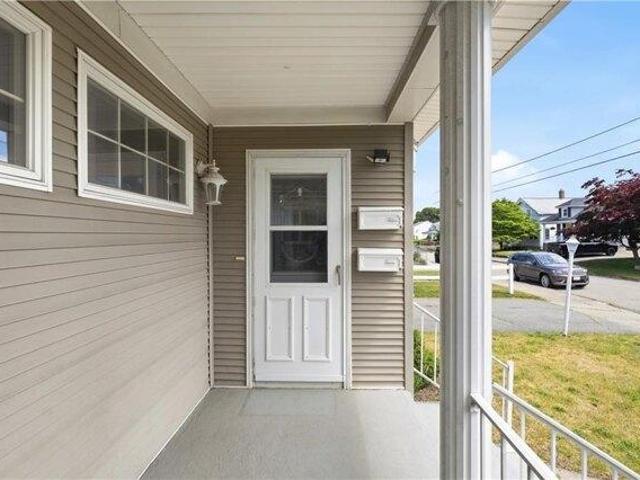 house with 4 bedroom, Pawtucket RI ES103601630