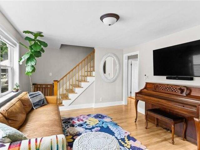 house with 4 bedroom, Pawtucket RI ES103627564