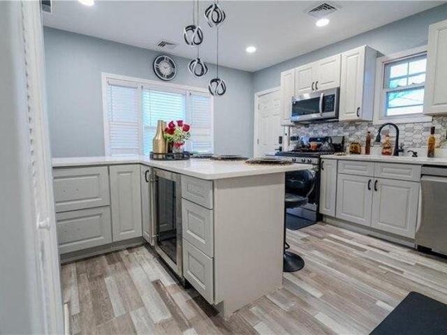 house with 4 bedroom, Pawtucket RI ES103124694