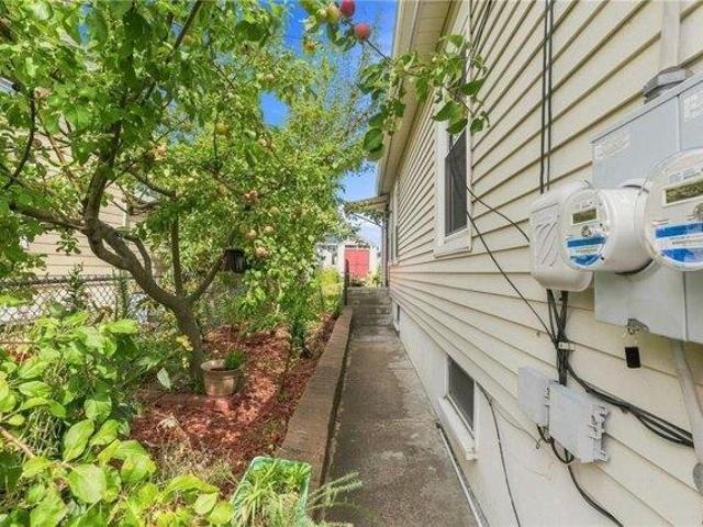 house with 4 bedroom, Pawtucket RI ES105093669