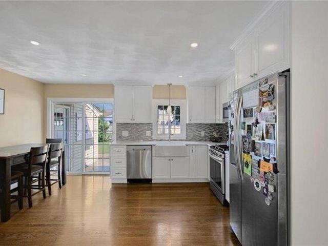 house with 4 bedroom, Pawtucket RI ES105106161
