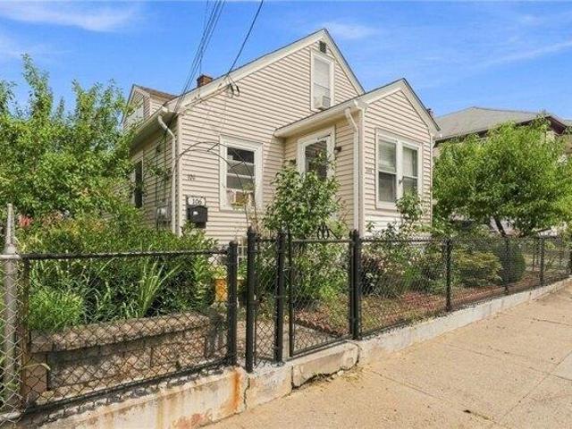 house with 4 bedroom, Pawtucket RI ES105202655