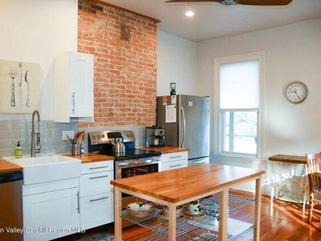 house with 4 bedroom, Pittsfield MA ES104789437