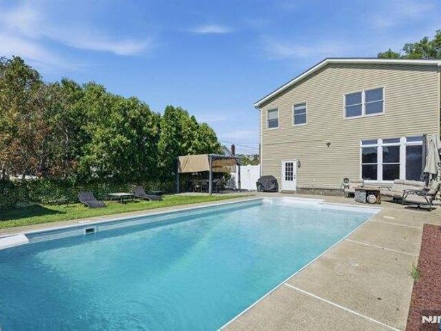 house with 4 bedroom, Pompton Lakes NJ ES104441898