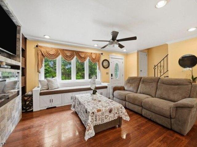 house with 4 bedroom, Pompton Lakes NJ ES104442719