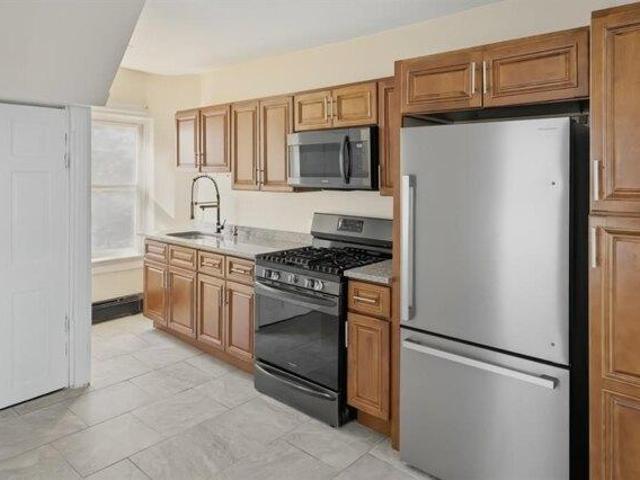 house with 4 bedroom, Providence RI ES105108321