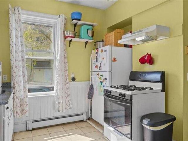 house with 4 bedroom, Providence RI ES105108442